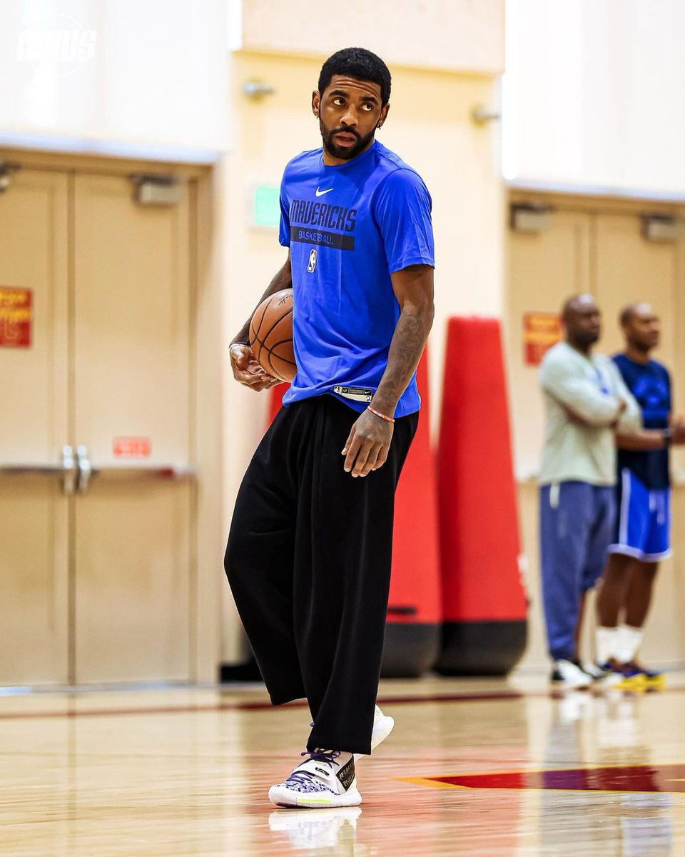 Kyrie’s first practice with the Mavs 👀 📸 @dallasmavs NBA on TNT @nbaontnt
