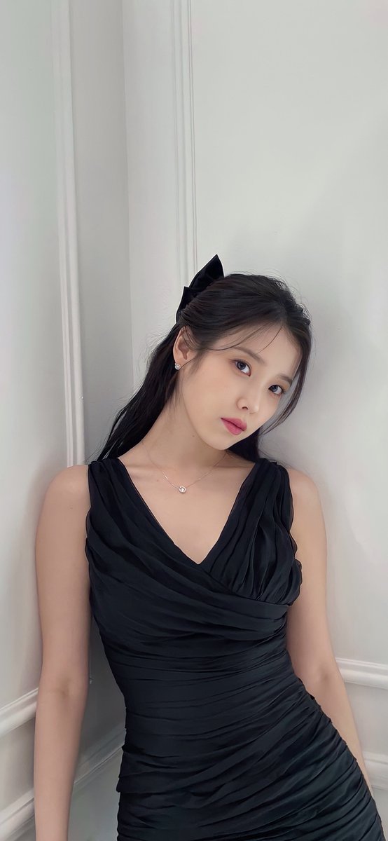 Astrophilia sky☁️ on Twitter: "RT @miffy_0516: #아이유 #IU #dlwlrma 아이유 인스타그램 고화질 배경화면 3pics🖤"