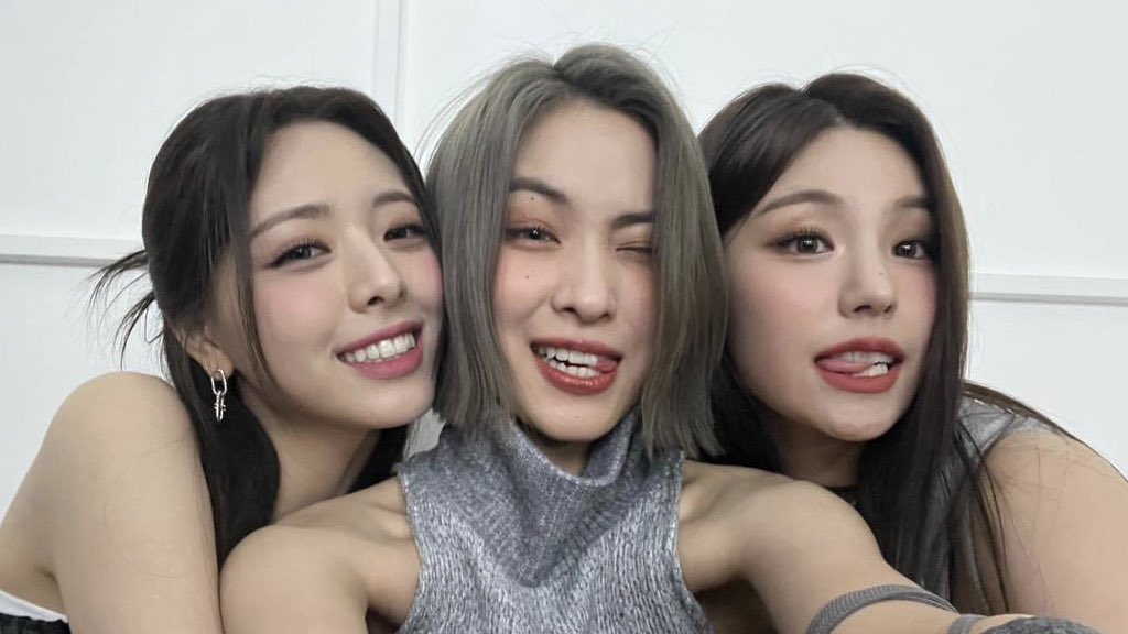 ShinRyujin_THAILAND on Twitter: "RT @ryumoments: it’s so cute how it’s always yuna-ryujin-yeji"