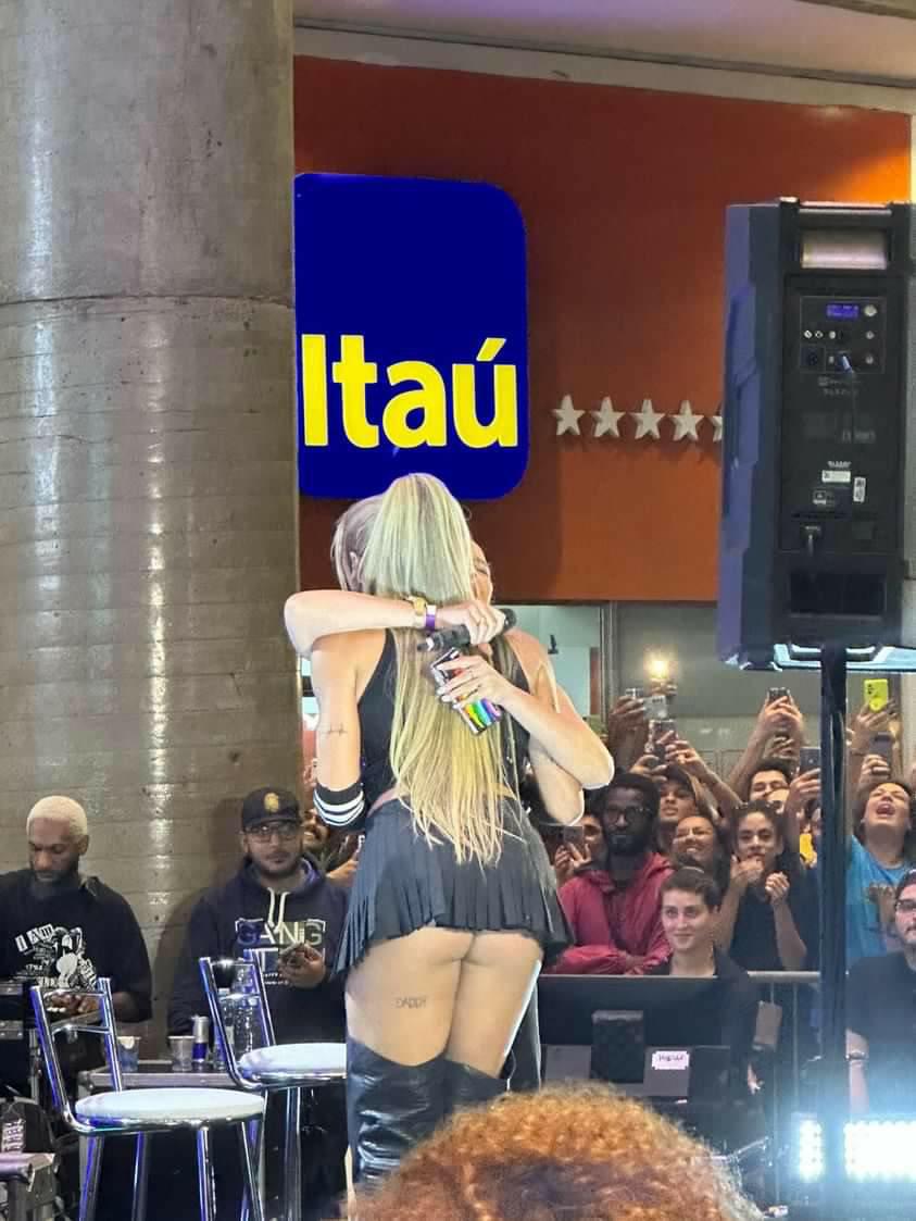 Mari Pacheco on Twitter: "Mais coletiva uma com ela! 🖤 Te amo, @pabllovittar! Obrigada obrigada ...