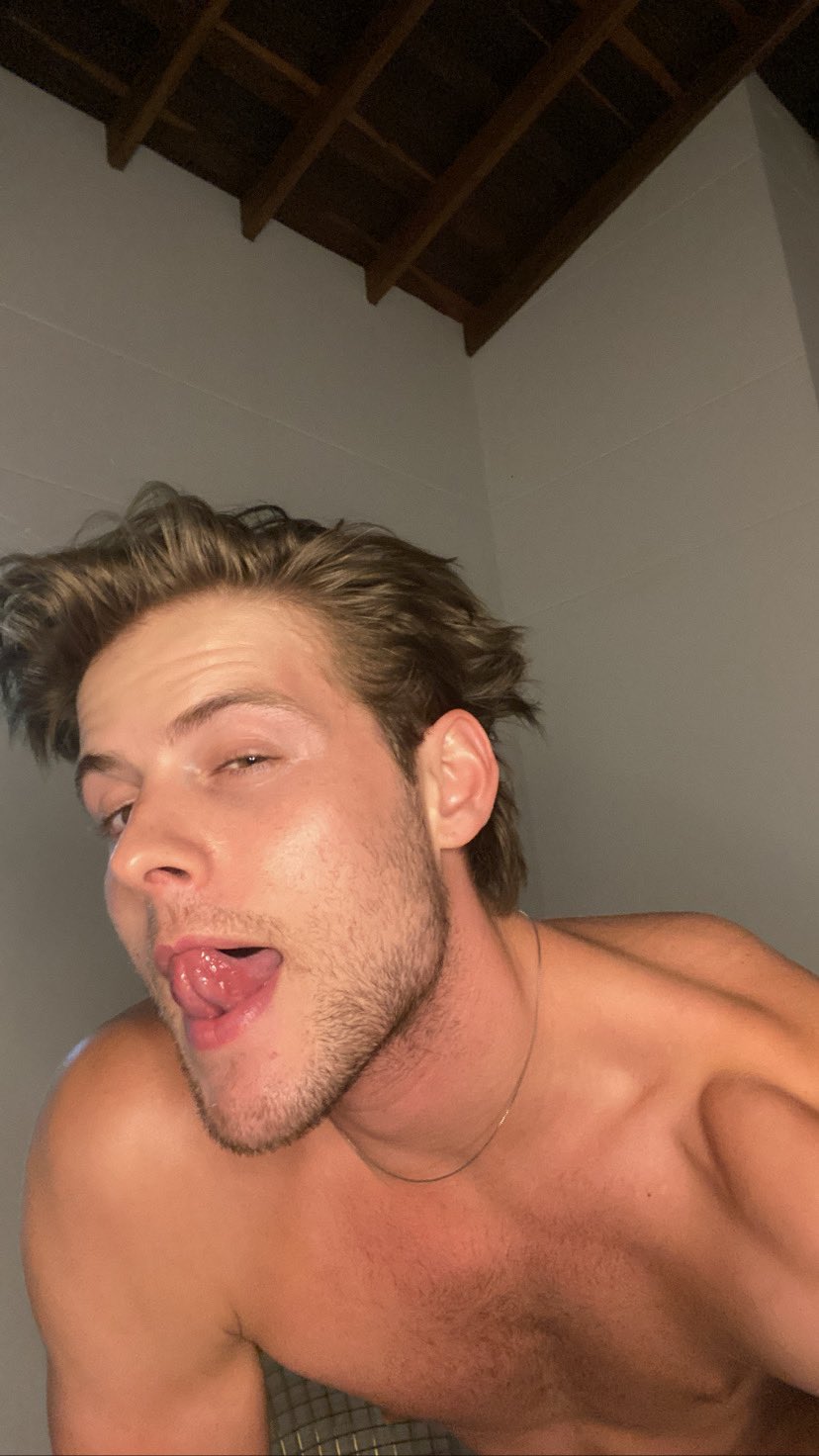 Daniel Lenhardt on Twitter: "Barba, em processo, bigodinho ou banho tomado? https://t.co ...