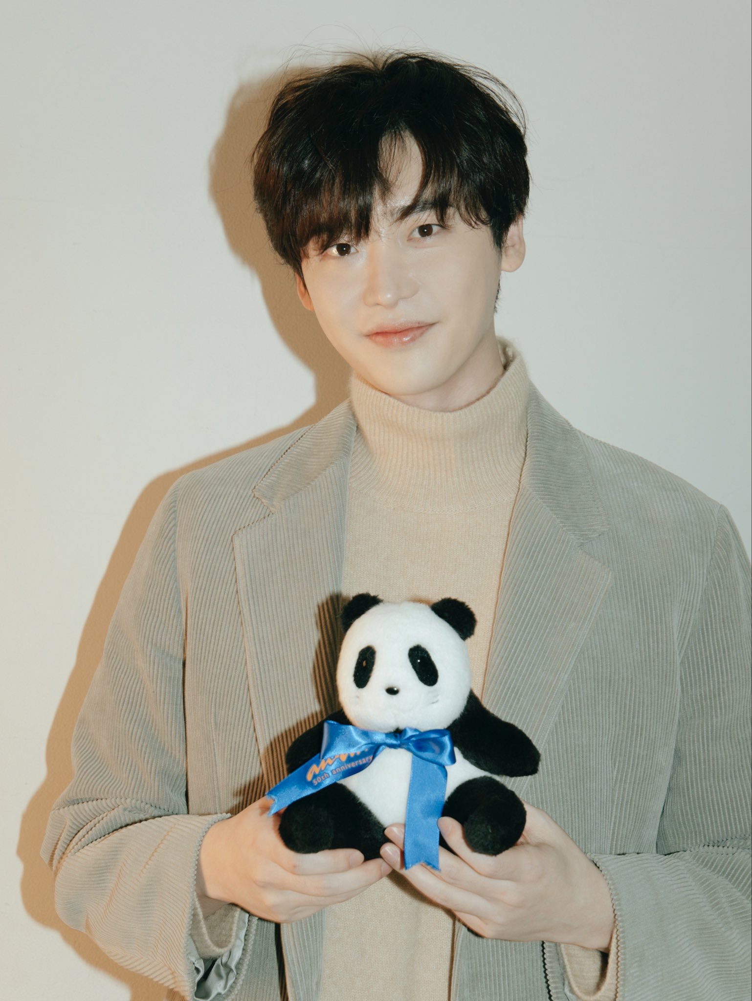 anan on Twitter: "発売中の #anan 2335号に韓国俳優 #イジョンソク さんが登場。投影された渋谷の夜景を背景に佇むクールな表情から甘い笑顔にウインクまで…貴重な日本で ...