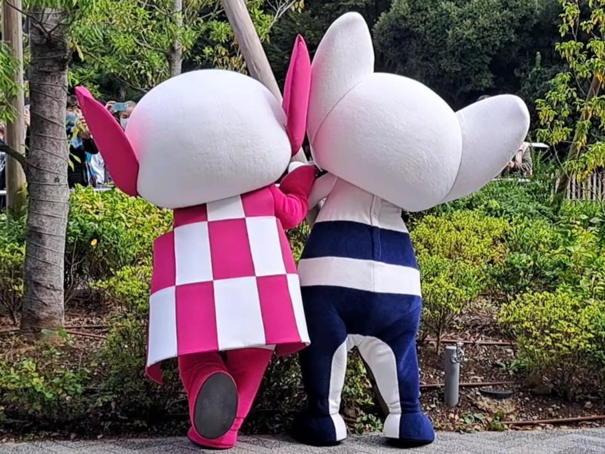 アクサ × Mr A(謎解きとミラソメの放浪者) On Twitter 昨年の夏と秋。 2つの時季の 国立競技場 外で出会った ミラソ
