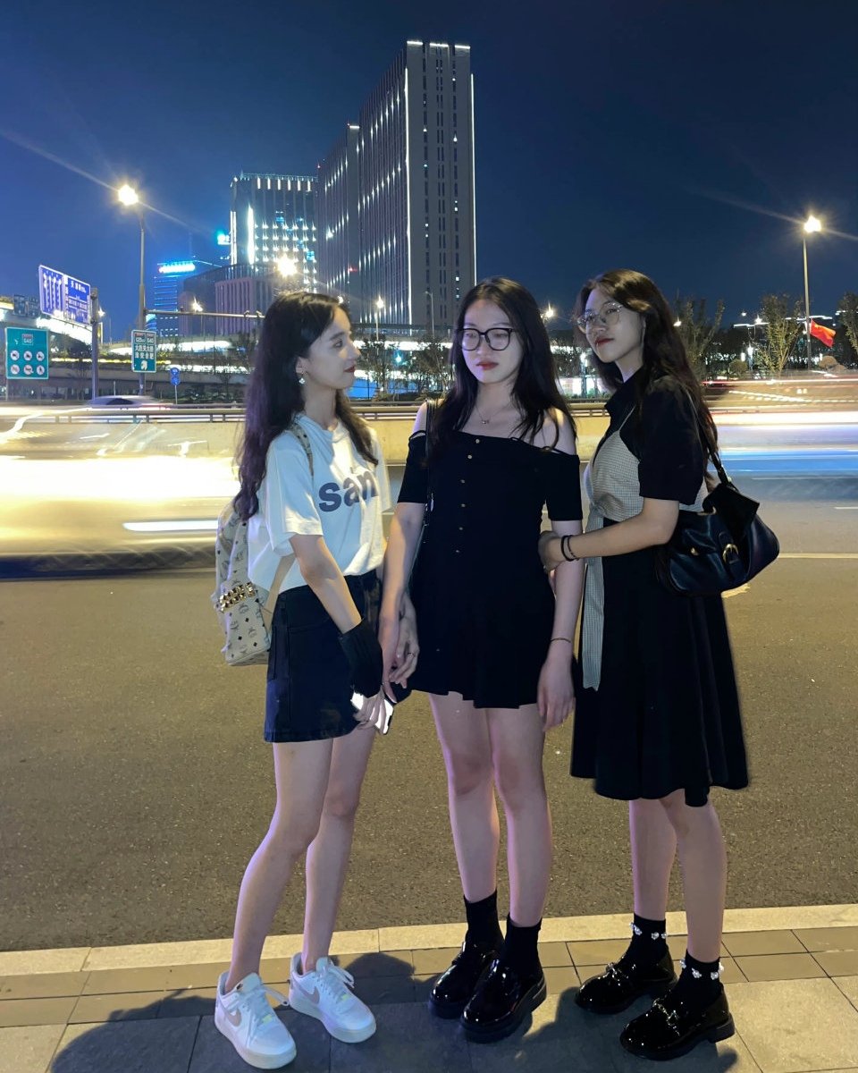 溪 On Twitter 很多兄弟问我要左一美女的联系方式，别人有对象了可惜，看起来挺强壮的应该能把女神操哭吧