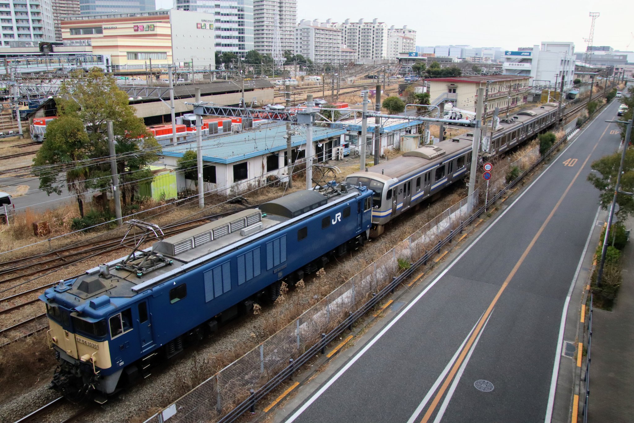 吉田 匡 on Twitter: "EF65 2050号機と、DE10 1666号機が去った新鶴見機関区を、EF64 1030号機に牽かれ、E217系（Y-143）が長野へと走り去って行きまし ...