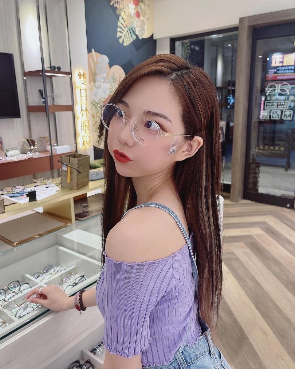 這副眼鏡怎麼戴了之後不僅度數加深 閃光加深，連鬥雞眼都加深了呢 這樣的我你們還喜歡嗎🤪 【啾啾所有社群跟周邊官網】https://t.co/VcMjs2nUJV 純慾女孩 啾啾 ...