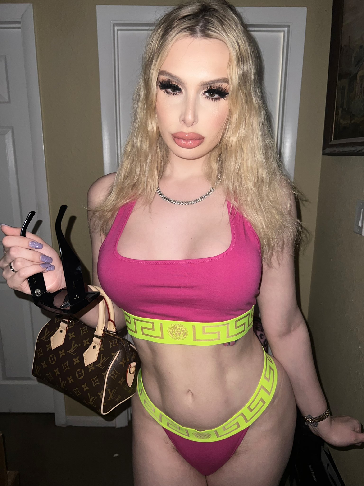 Tw Pornstars Queen Ivory Twitter Versace Hottie The Louis Barbie