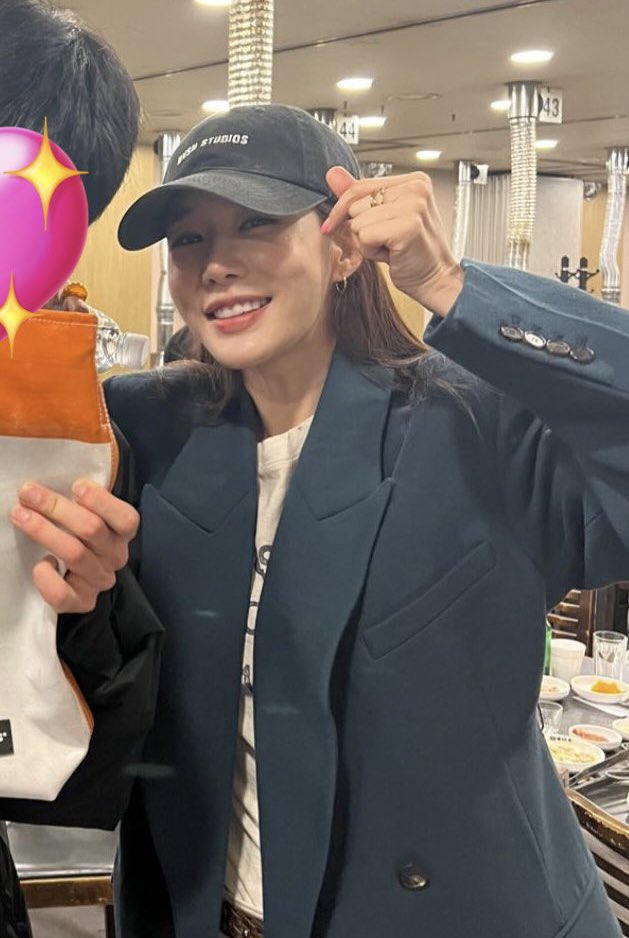 IUInna archive on Twitter: "IUInna with thier dvsn studios cap."