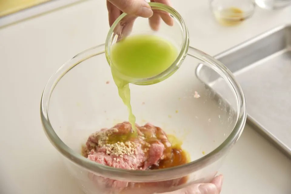 GINZA on Twitter: "今夜は餃子だ！365日食べても飽きない餃子の作り方https://buff.ly/2P6t77e"