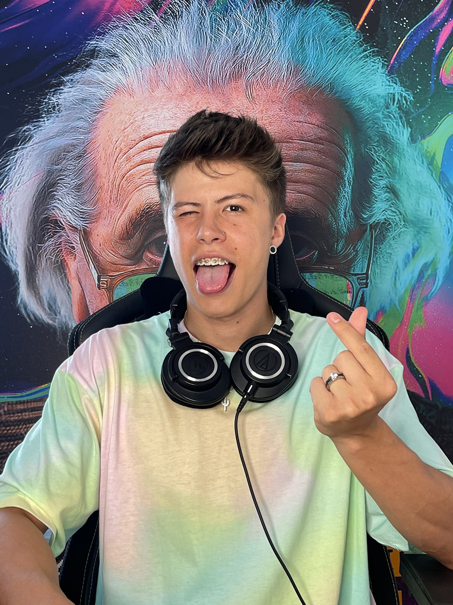 Lucas Torres on Twitter: "Perfil na https://t.co/2OnZxuKjhx ta criado, e a primeira live foi pro ...