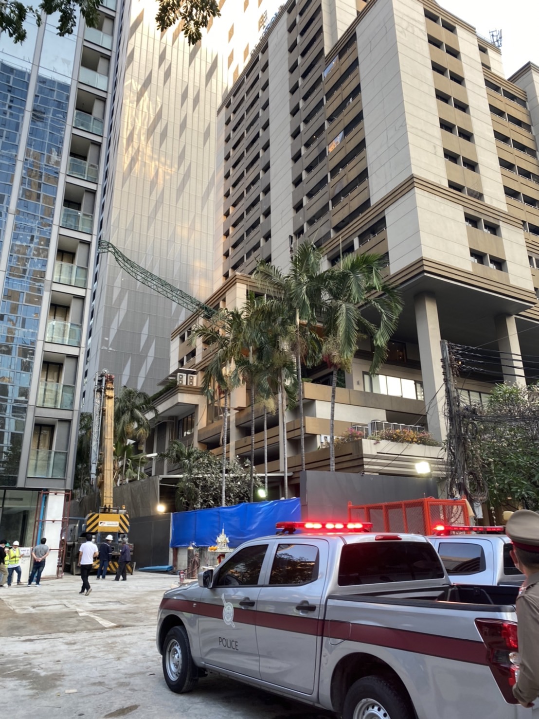 JS100 on Twitter: "18.00 คอนโดกำลังก่อสร้าง ทำเครนหล่นลงบริเวณโรงแรม บริสตัน สุวรรณพาร์ควิลล์โฮ ...