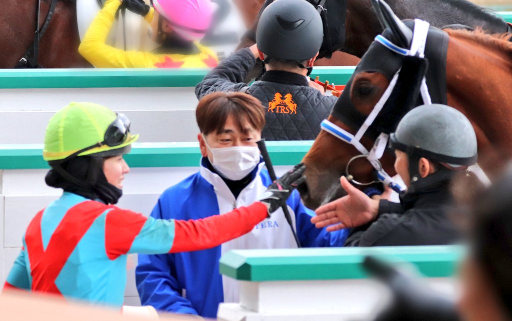 獅子皇🐾🐱 on Twitter: "武豊騎手がJRA通算4400勝決めたスマートアイ🐴(牝3)に駆け寄ってなでなでよしよしする今村聖奈騎手 🙆 聖奈ちゃんも武豊騎手が大好きって言ってたし自分 ...