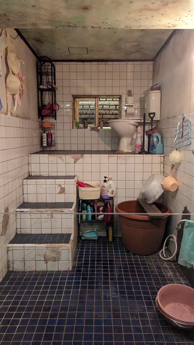 ryutaro amano on Twitter: "RT @yukisaiki1: さらに時代は進み、映画産業がますます盛んになる。『イカゲーム』の実際の衣装、『パラサイト』のセット再現など ...