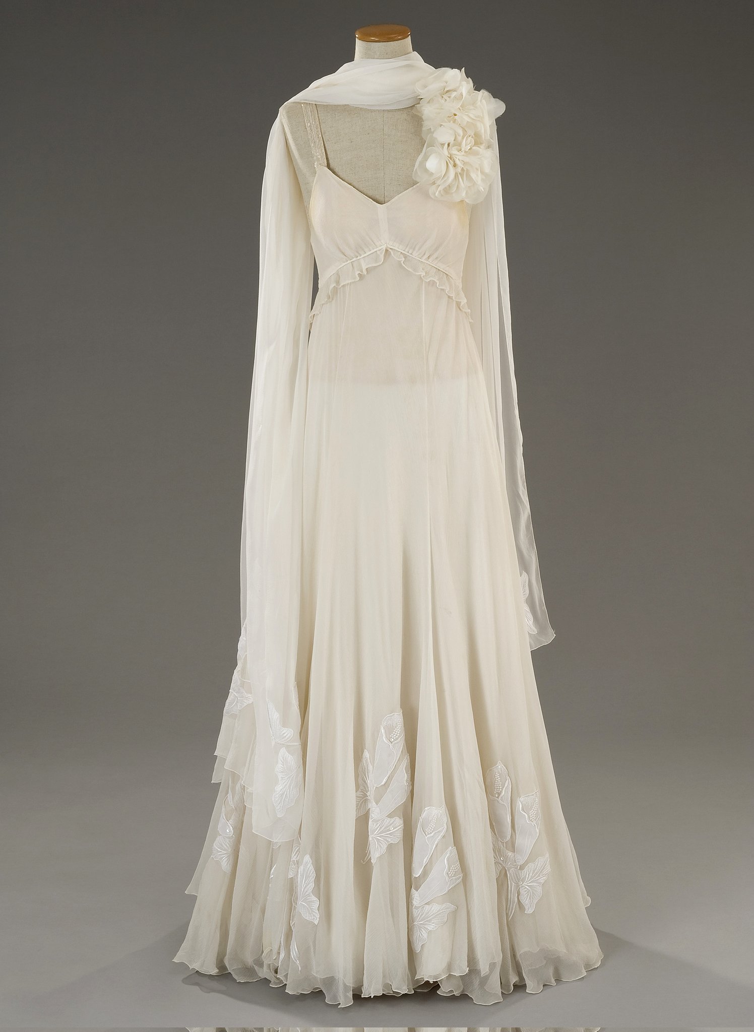 Hiroko Miyamoto on Twitter: "映画『イングリッシュ・ペイシェント』でクリスティン・スコット・トーマスが着用したホワイトシフォンのイブニングドレス。時代は1938年 ...