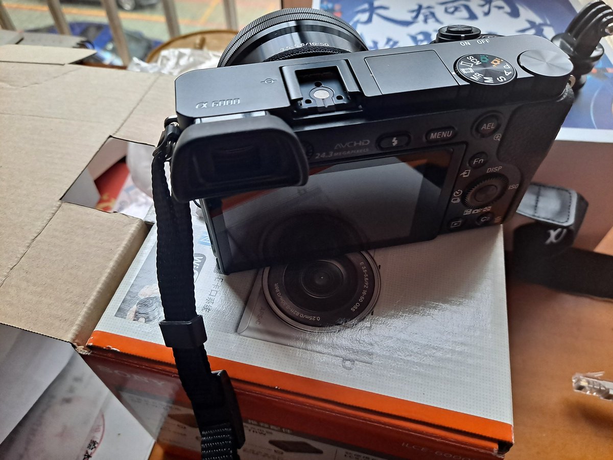 hwdong on Twitter: "家里要重新装修，2016年左右买的全新sony a6000微单相机买来后因为说明书太复杂没用过，只拍过几张照片。完好无任何瑕疵。现在也不会用微单相机。卖 ...