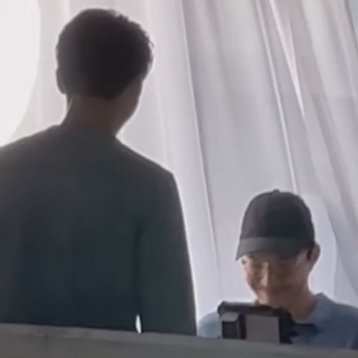 ff200% on Twitter: "RT @DodiTify: ดูจังหวะพี่ตากล้องยิ้มให้น้องไม่ต้องบอกก็รู้ว่านายแบบเราน่ารัก ...