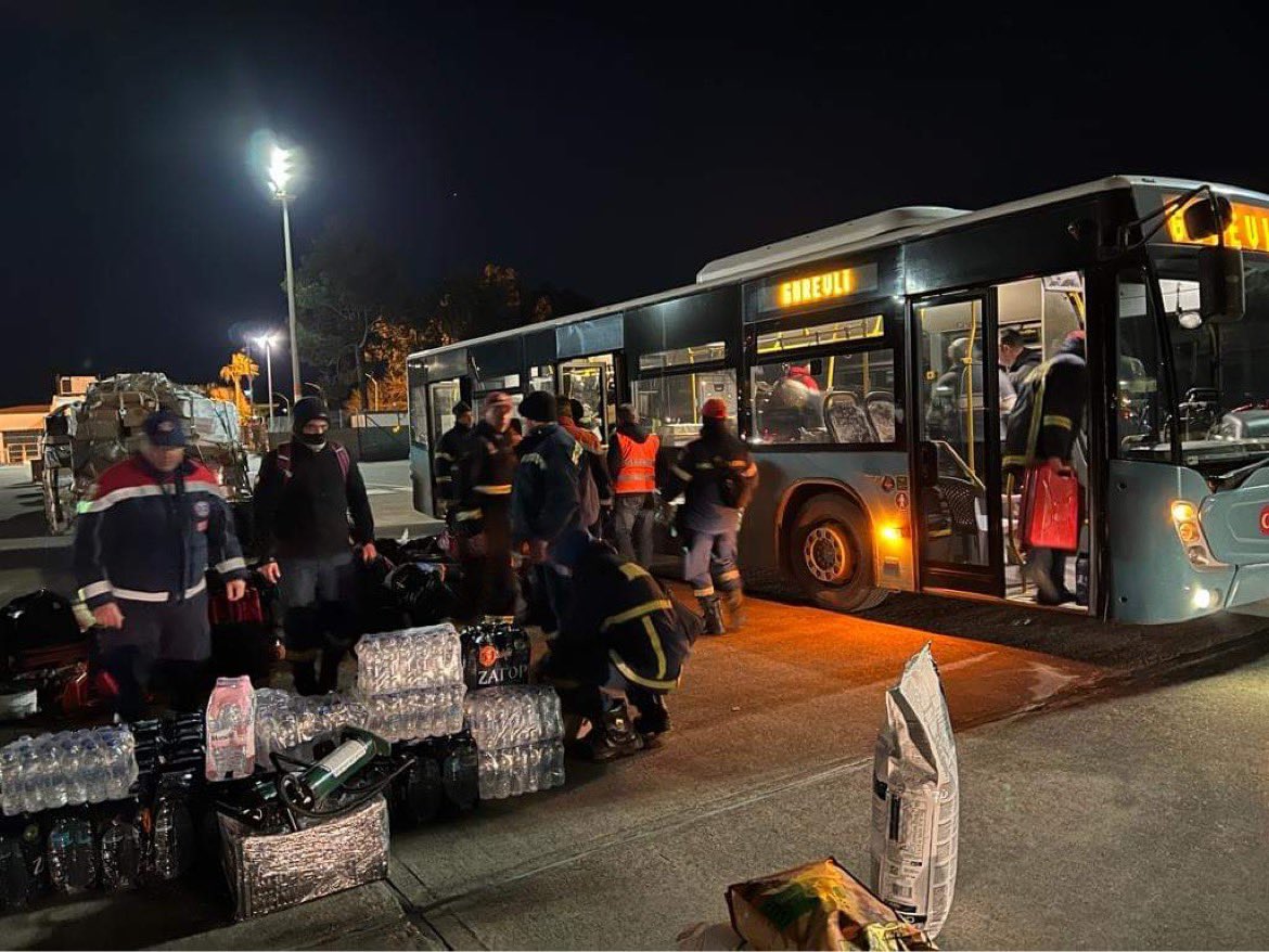 Greece deploys 2. EMAK rescuers team to Turkey, sends humanitarian aid