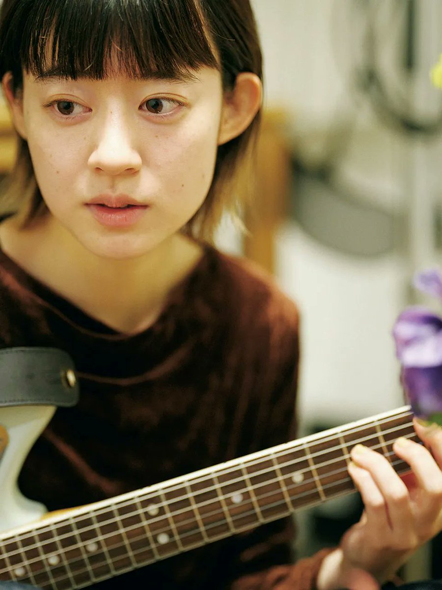 GINZA on Twitter: "ミュージシャンの塩塚モエカさんの大切な相棒は“フラワーベース” https://buff.ly/3gkfFsL"