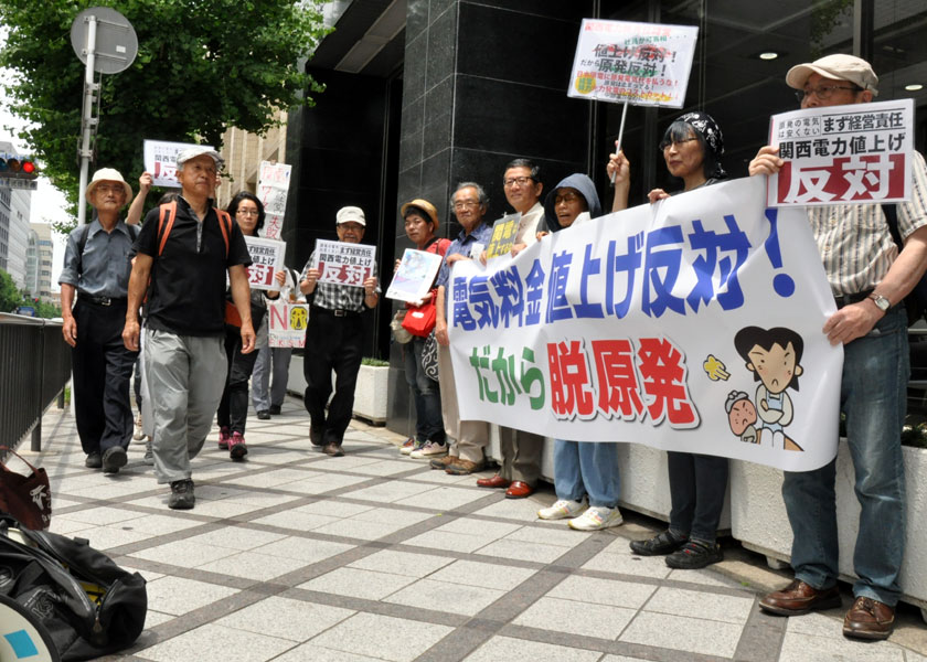 纵横日本 On Twitter 日本人当然和中国人一样不信任日本政府 但日本人对政府的态度是“三天不打,上房揭瓦”,所以有时甚至会“为反对而反对”,比如下图这种“既不能涨电价,也不要用核电