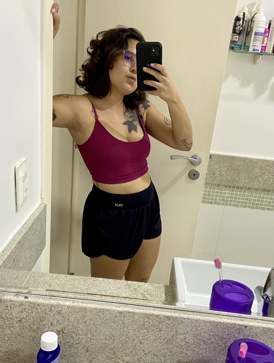 cadelinha do jotaro on Twitter: "Extremamente gostosa com essa roupa"