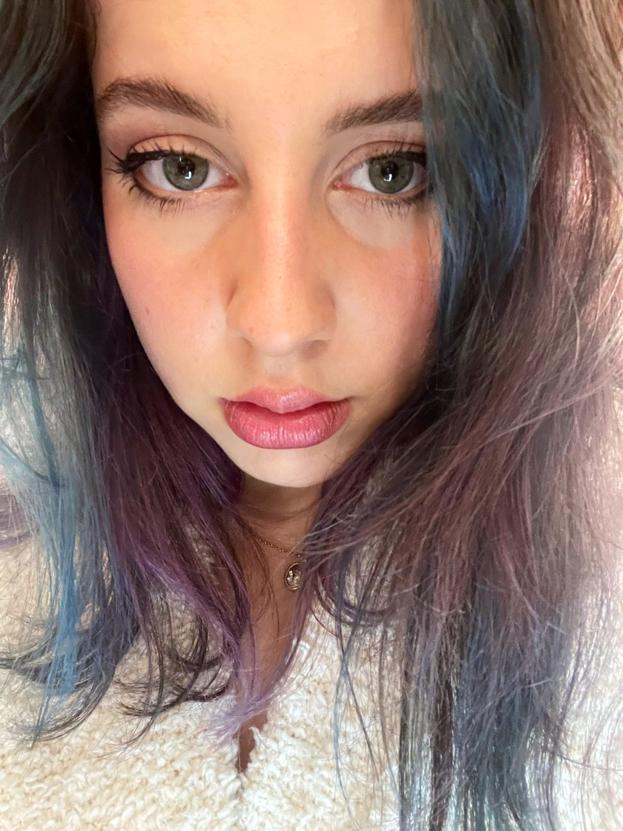 Send me a tribute now if my face seduces you into obedience 👸🏻💸 Princess Violette🍓 @themissviolette