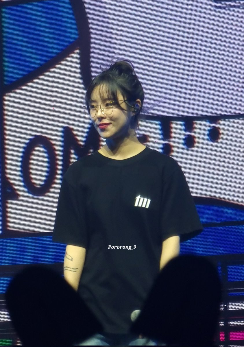 nana on Twitter: "RT @wheeix: wheein in spacebun with fringe and specs is so ugghhhh"