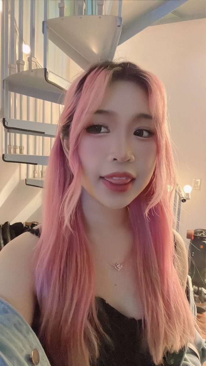 「HI i'm on a dating show rn come join htt」|miu 💫のイラスト