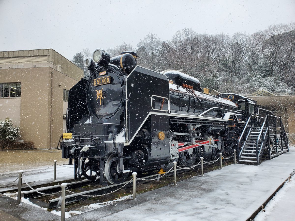 【珍しいD51の姿】 #雪の影響 で人がまばらな生田緑地。 科学館横にある蒸気機関車、D51（デゴイチ）はうっすらと雪をまとっています。白と黒 ...