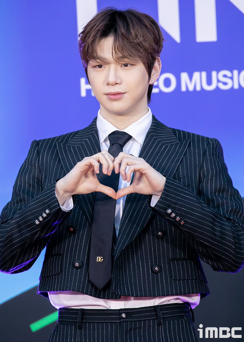 iMBC연예 on Twitter: "강다니엘, 스트릿 멍뭉 파이터 #강다니엘 #한터뮤직어워즈 #레드카펫 #잠실 #실내체육관 [iMBC 직찍] https://t.co ...