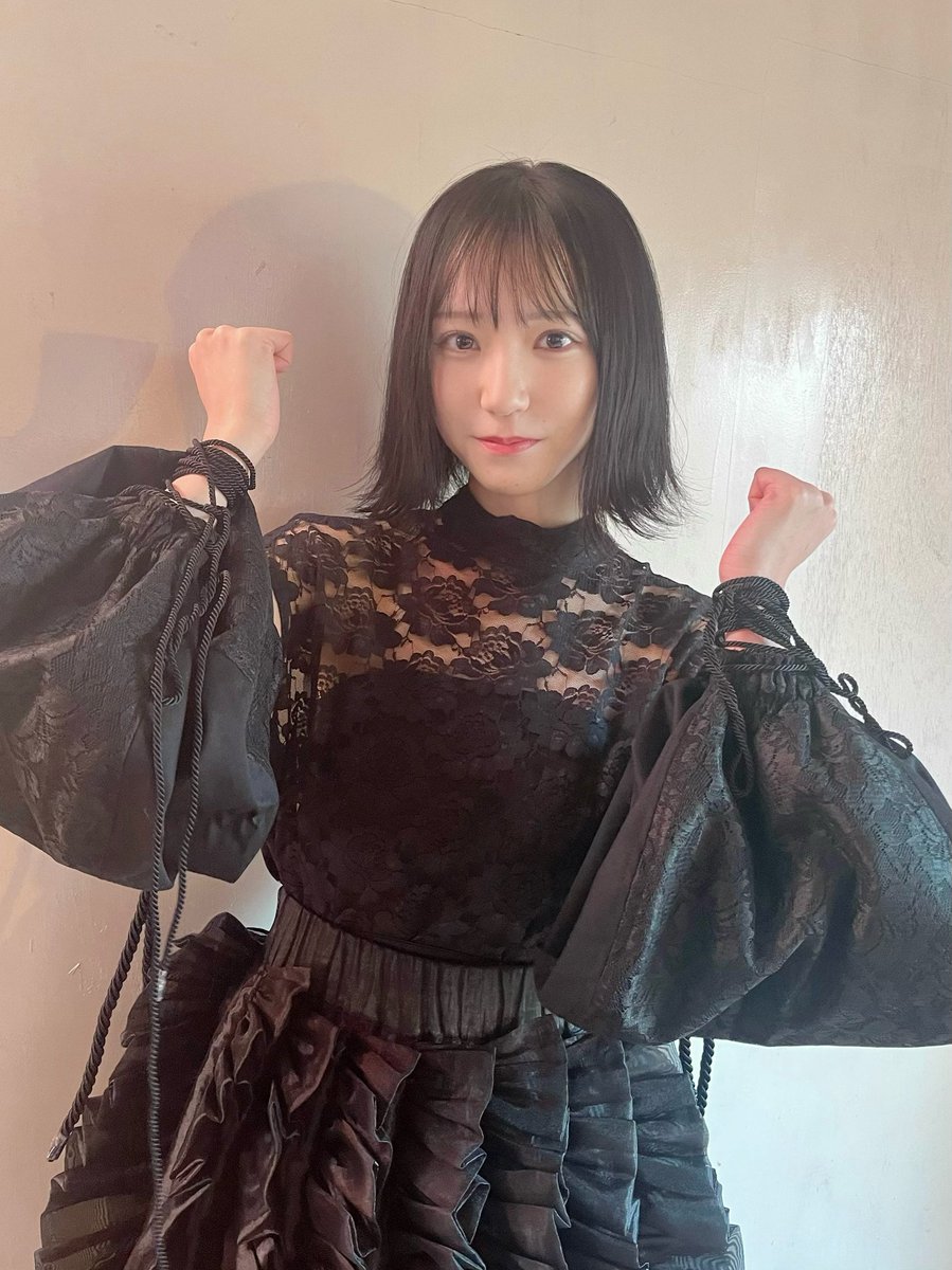 #イコラブ #野口衣織 さんver.のBUBKA3月号発売中‼️ 本日は黒いド派手衣装を着こなす野口さんのオフショットをお届け🥰 ご購入はこちら 7net（特典付き） https://t.co ...