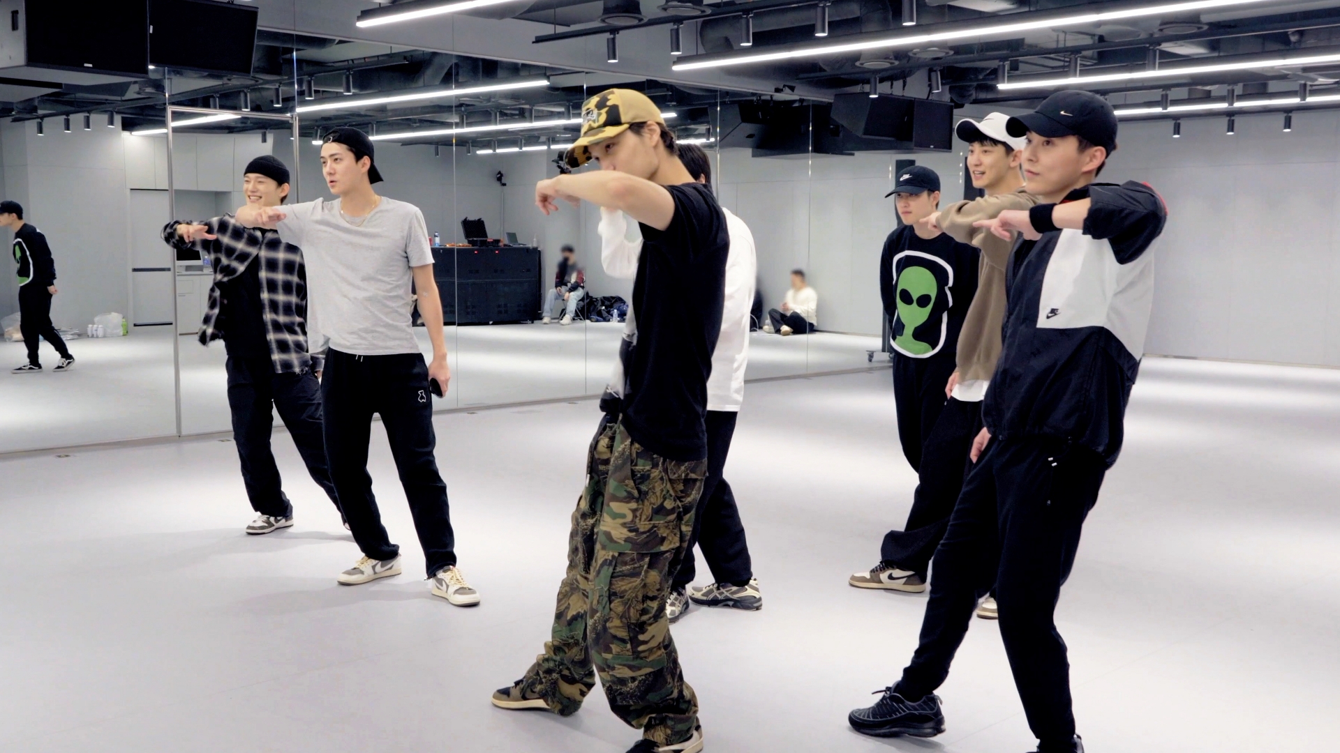 EXO on Twitter: "EXO 엑소 'Love Shot' Dance Practice Behind https://t.co/pKh66Iq7me #엑소 #EXO # ...