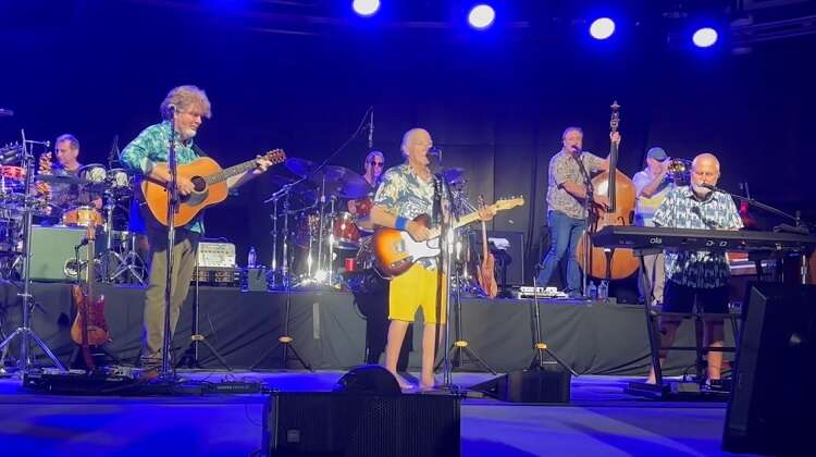 Buffettnews.com on Twitter: "Jimmy Buffett and the Coral Reefer Band performed at the Coffee ...