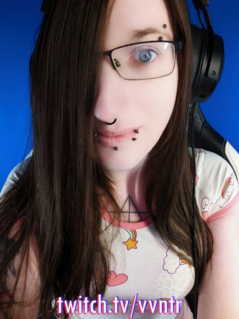 Winter Corvus 🖤 on Twitter: "it's friday uwu https://t.co/IQ02vAc9L6" / Twitter