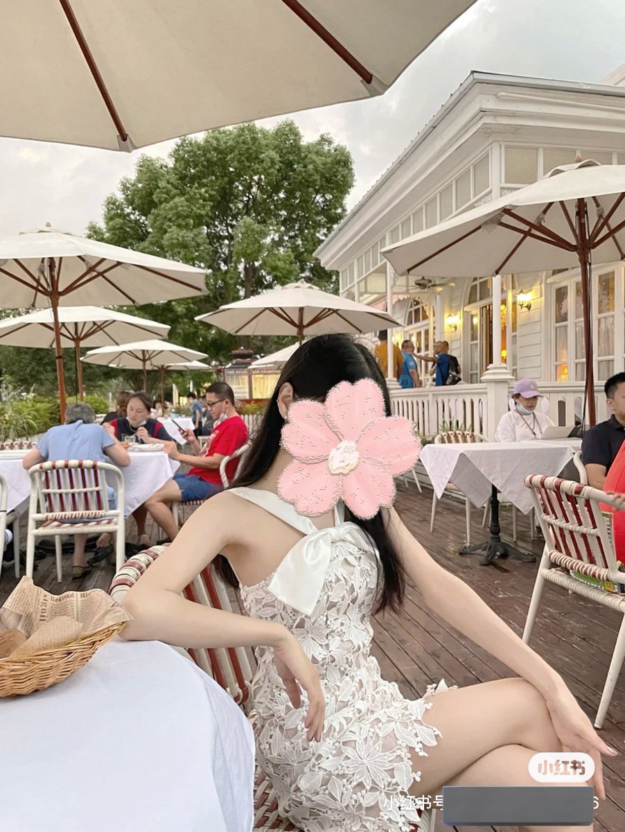 女性衣物终结者(接推广) On Twitter 小骚货的骚裙到手,第一时间肯定是包裹鸡巴啊,仔细看那个蝴蝶结,是被胸部反复蹭出来的痕迹吧,真带劲