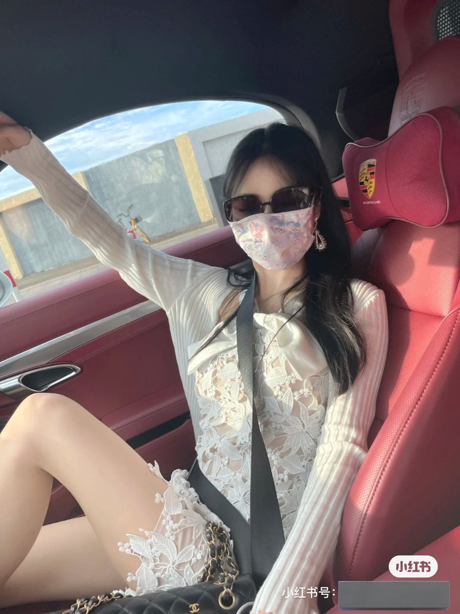女性衣物终结者(接推广) On Twitter 小骚货的骚裙到手,第一时间肯定是包裹鸡巴啊,仔细看那个蝴蝶结,是被胸部反复蹭出来的痕迹吧,真带劲