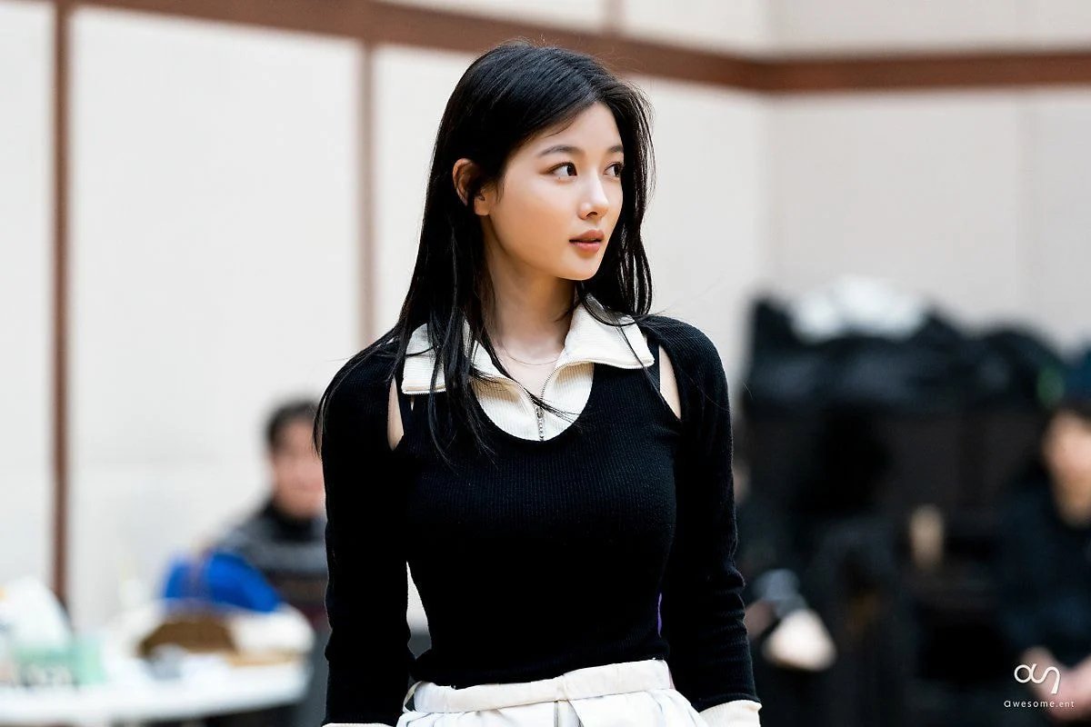 "#KimYooJung practicing for a play" is in the HOT category on The Qoo with 100 comments so far ️ ...