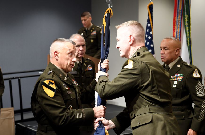 The commanding general of the USAR_Legal_Cmd relinquished command to ...