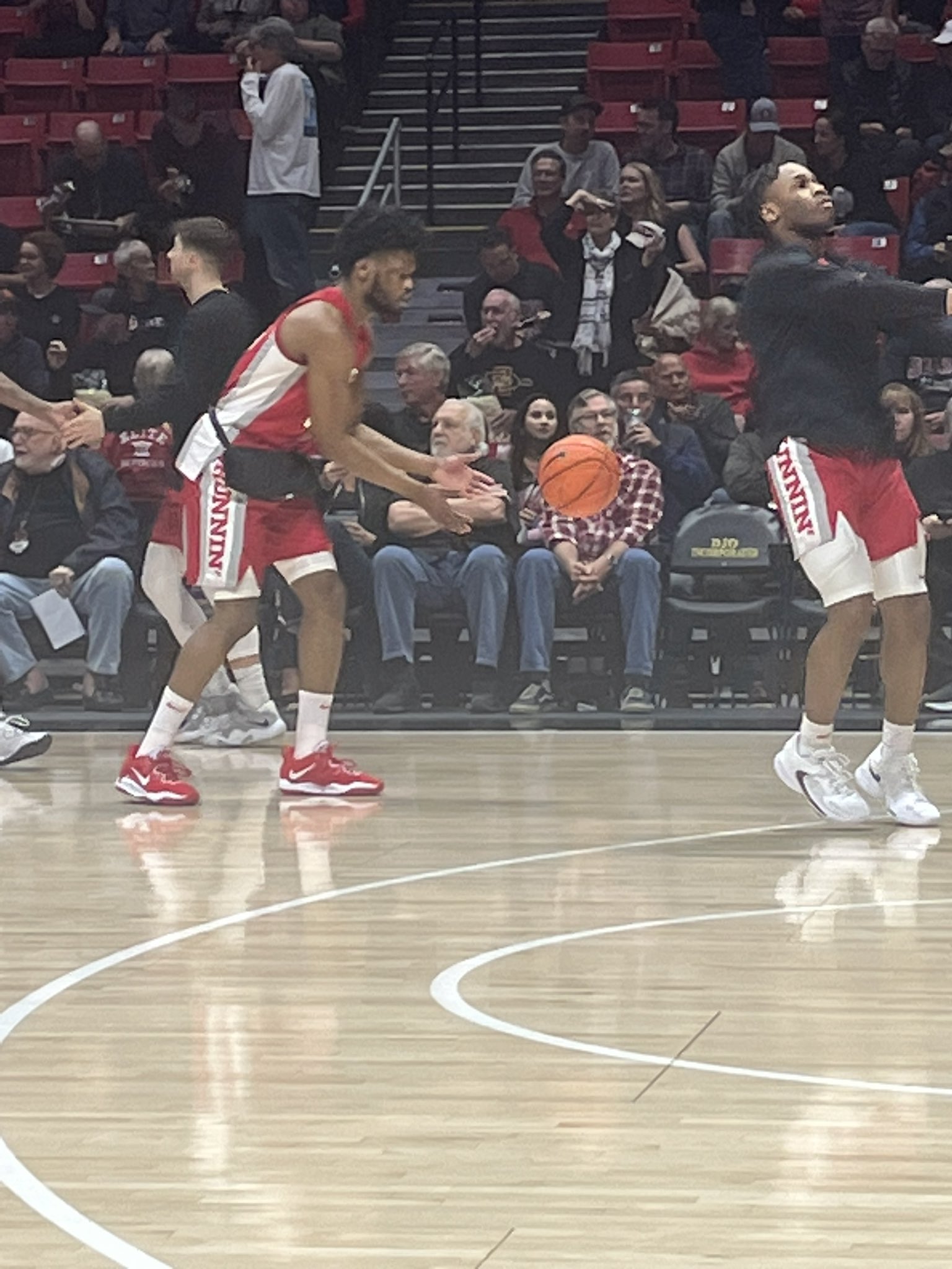 Tommy Morris on Twitter: "Ever seen a basketball player with a hand warmer? @UniWatch https://t ...