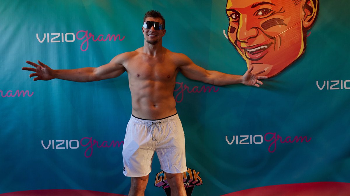 VIZIO on Twitter: "#VIZIOgram has landed at #GronkBeach! 🤘"