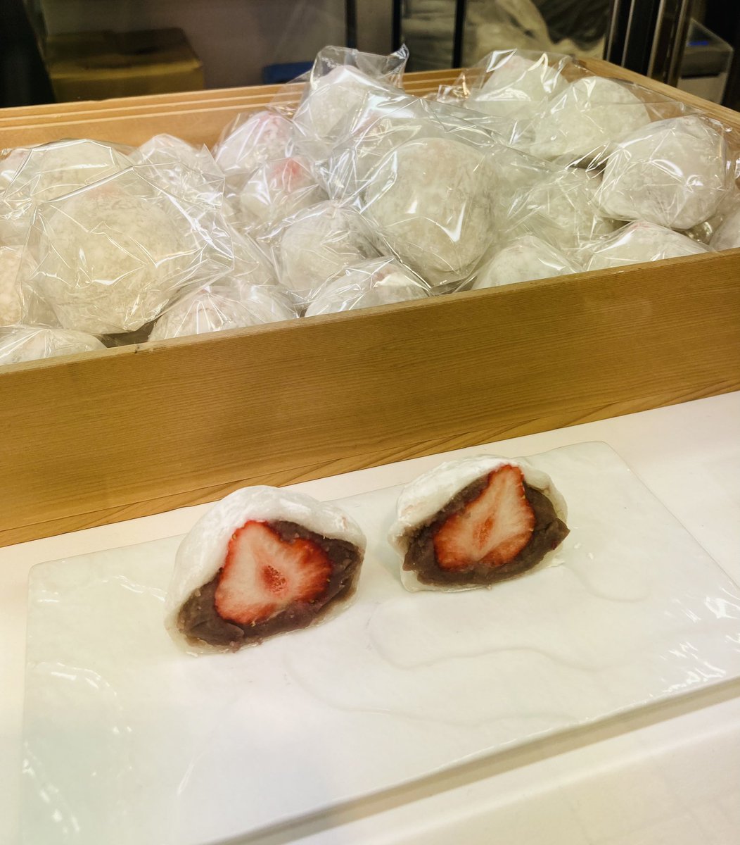 日本橋三越スタッフのつぶやき On Twitter チョコもあんこも両方やってます🤗 和洋スイーツの祭典🎉 いよいよバレンタインも、間近にせまってきましたね😊🍫 日本橋三越 スイーツ