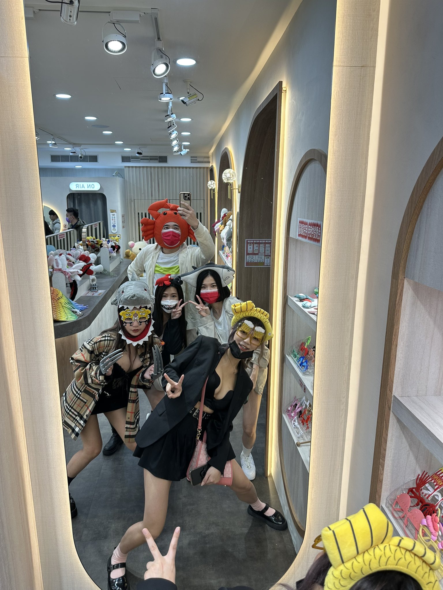 信義趙又廷 on Twitter: "西門町多女 有人要巧遇嗎 @chiu_mini @salvatore90822 @kuku5412 @luluappleme #姐妹聚會 #四海一家親 ...