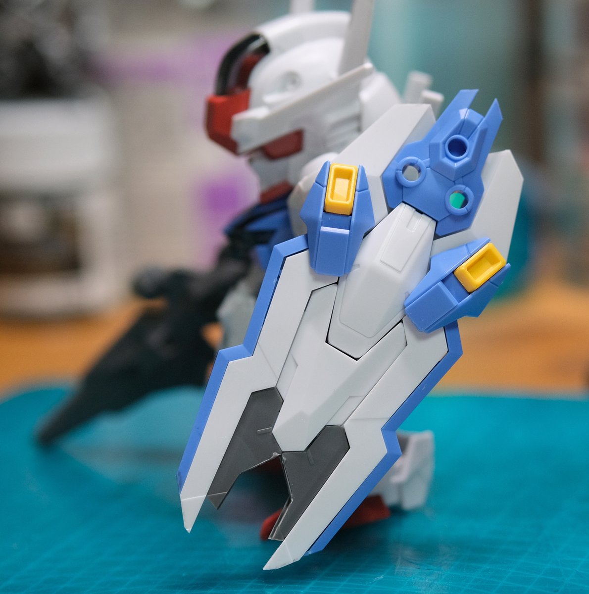 イタミテック on Twitter: "シールドはHGの先端／末端を詰める。 腕はHGの二の腕に3mm軸刺して、前後を切る 太モモはHGの外せるパーツを短くして貼り付け 下半身はSDの前後を ...