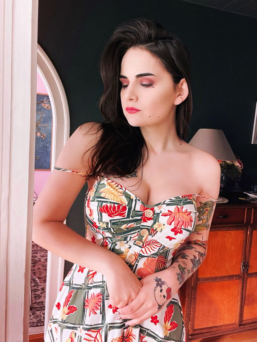 LAURA BADLER On Twitter Should We Go On A Date laura-badler-on-twitter-should-we-go-on-a-date