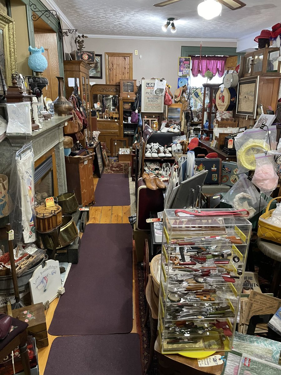 Leon on Twitter: "加拿大美国的大多数所谓古董店，里面充满了瓶瓶罐罐和各种旧货。不是所有的old stuff就能叫antique的。相比之下，英国随便一个小镇的古董店都吊打大多 ...