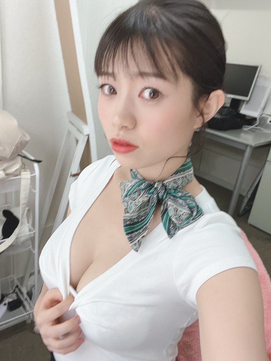 浜辺栞帆(はまべかほ) On Twitter おはようございます!!シュビッと起きれた夢を見ました!(起きれてない)🙋♀️今日はジャンプの発売がある月曜日かしら??コンビニチェックして