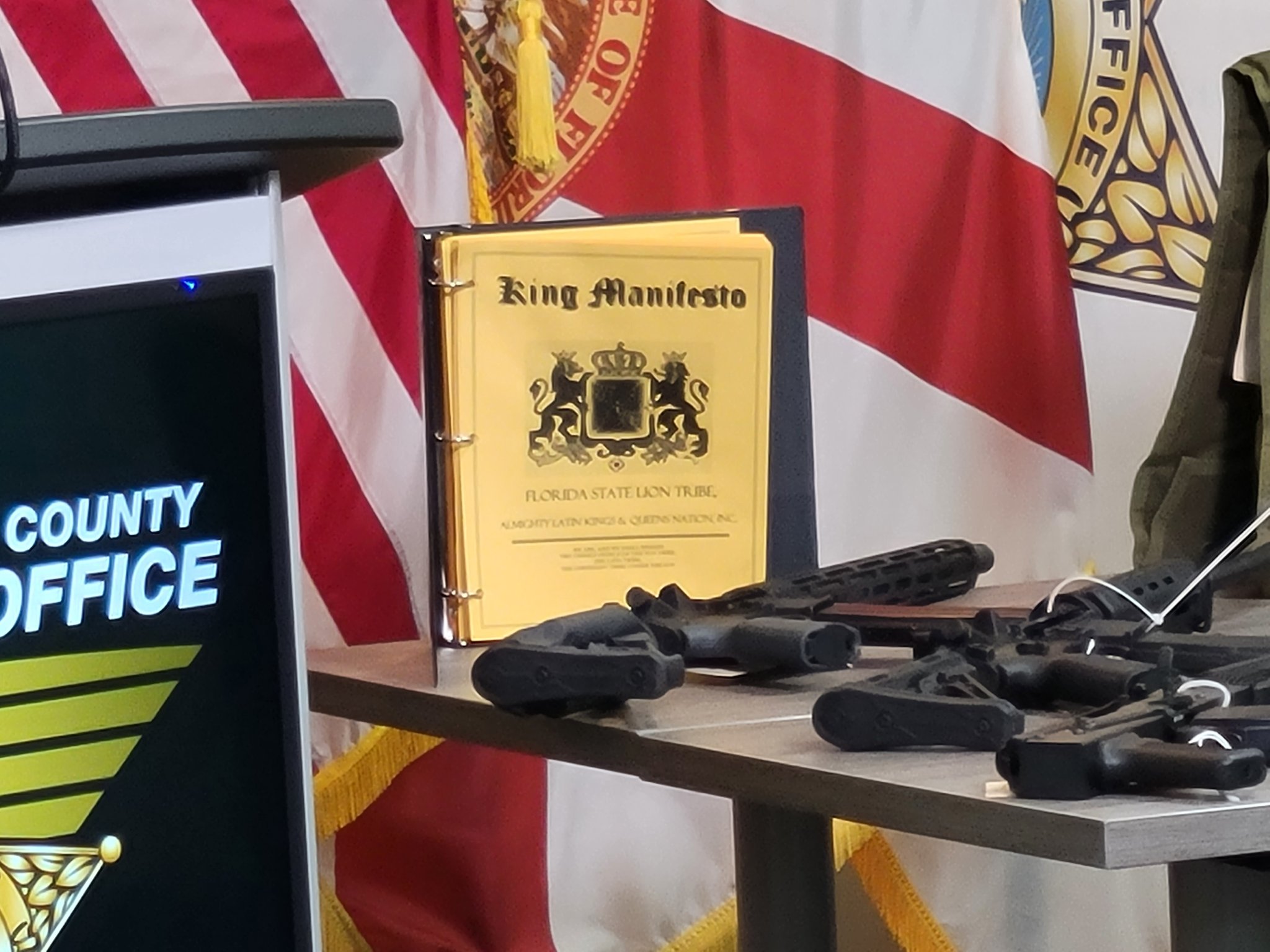 Latin Kings Lion 9 Latin Kings Tattoos Ideas | Lion Wallpaper, Lion