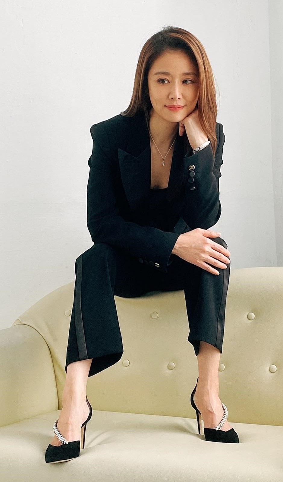 名腿网 Celebrity legs on Twitter: "林心如穿黑色套装配细高跟鞋展现出迷人的成熟美感 https://t.co ...