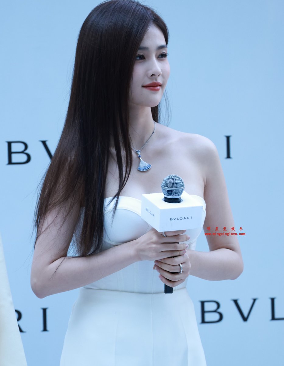 mingxinglove on Twitter: "#白鹿 参加宝格丽时尚活动现场花絮照，#大尺度 抹胸造型，放大可看清肌肤纹理，高清8K分辨率原图无修 #生图 下载 #明星生图 https ...