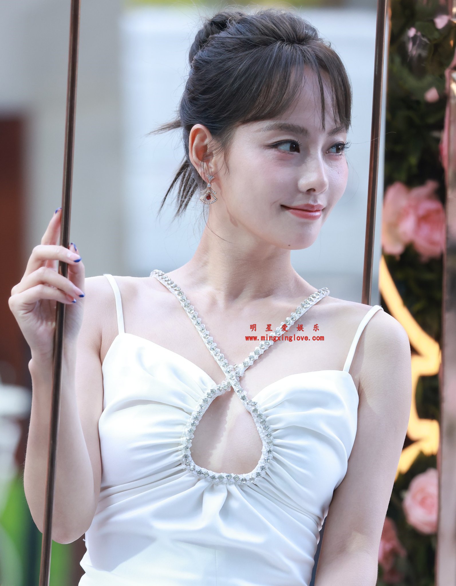 mingxinglove on Twitter: "#张嘉倪 参加宝格丽活动现场花絮照片，#大尺度 吊带露胸晚礼服，放到可看清肌肤纹理，高清8K分辨率原图无修 #生图 下载 #明星生图 ...