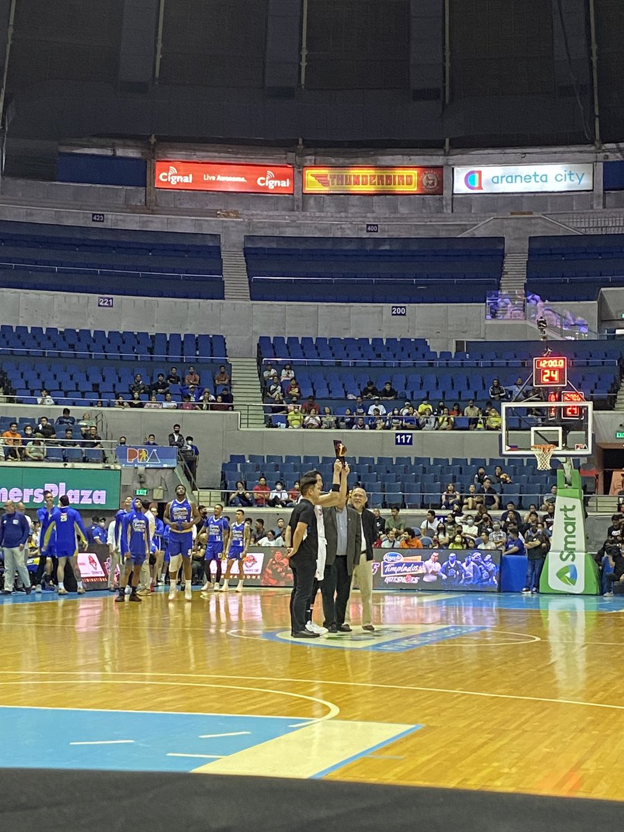 LOOK: Meralco’s Cliff Hodge is presented an award by the PBA for ...